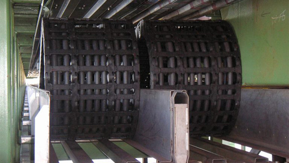 Roller energy chain on gigantic ship unloading crane